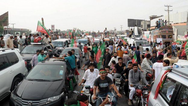 Pakistan clashes after 'shots fired' at Imran Khan - BBC News