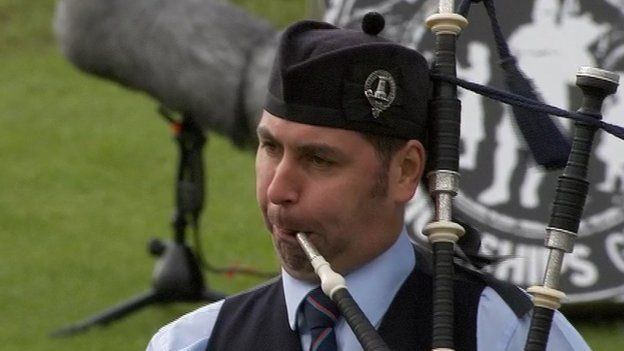 World Pipe Band championships in Glasgow watched by thousands - BBC News