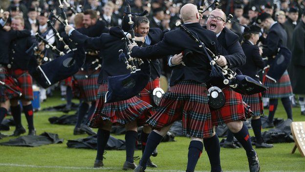 World Pipe Band championships in Glasgow watched by thousands - BBC News