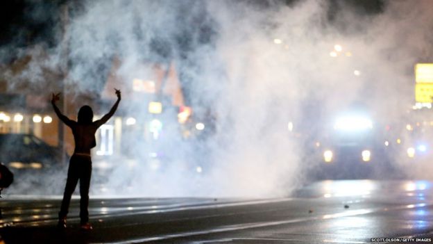 In pictures: Ferguson rioting - BBC News