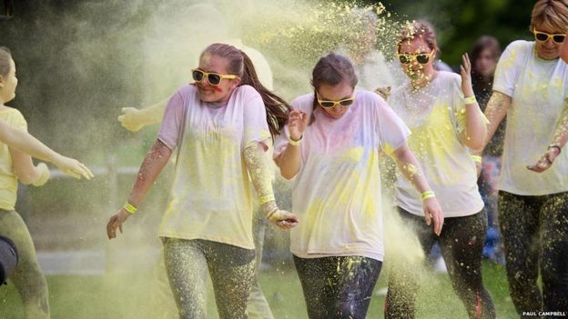 Paint job: Colourful charity fun run in Inverness - BBC News