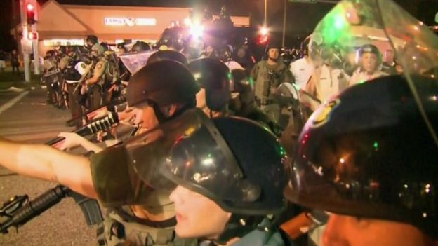 Michael Brown: Ferguson protest violence subsides - BBC News