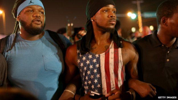 Ferguson unrest: New clashes as Obama urges calm - BBC News