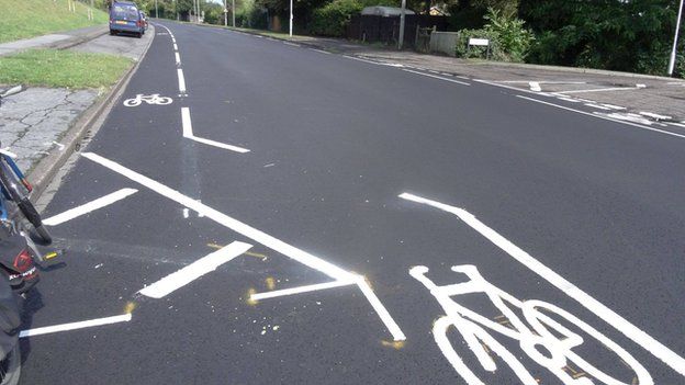 Caversham cycle lane an 'accident waiting to happen' - BBC News