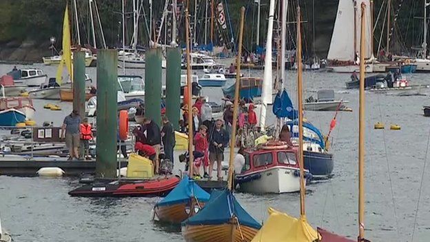 Fowey's annual regatta welcomes Red Arrows - BBC News