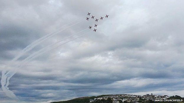 Fowey's annual regatta welcomes Red Arrows - BBC News