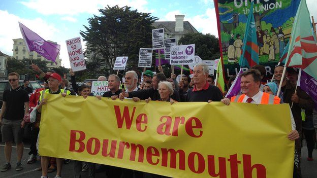 Bournemouth EDL march attracts counter protest - BBC News