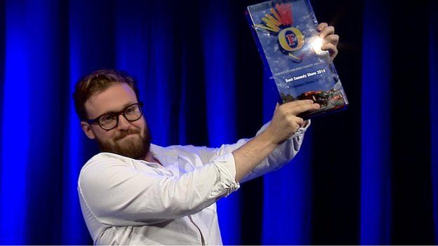 John Kearns wins Foster's Edinburgh Comedy award - BBC News