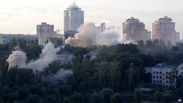Ukraine conflict: Donetsk rebels parade captured soldiers - BBC News