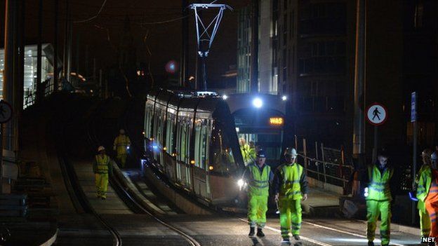 Nottingham tram extension sees first tests - BBC News