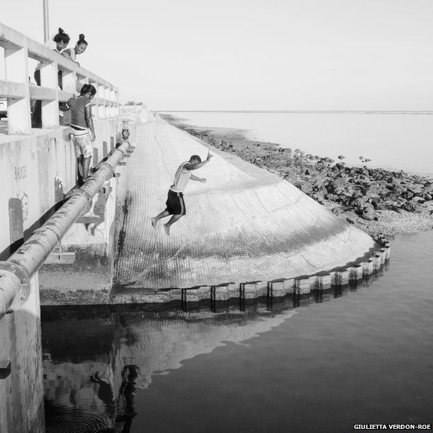 The vanishing islands of Kiribati - BBC News