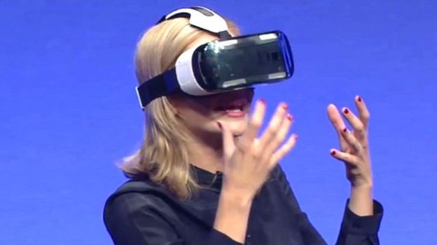 Samsung reveals Gear VR headset and Galaxy Edge smartphone - BBC News