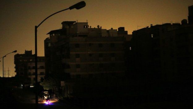 Egypt power cut disrupts Cairo rush hour - BBC News