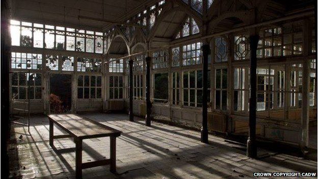 Muslims' WW2 help for Jews displayed at Cardiff synagogue - BBC News