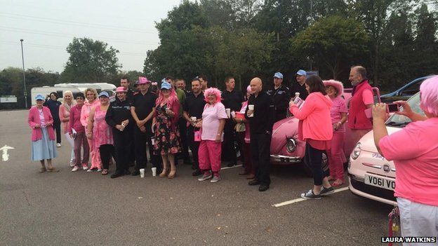 Pink car rally drivers circle M25 London orbital - BBC News