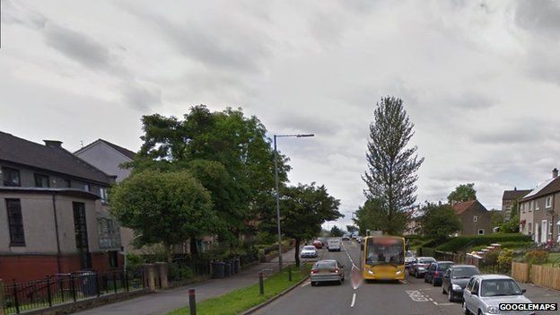 Teenager slashed in Clydebank attack - BBC News