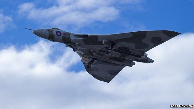 Thousands welcome return of Scottish Airshow to Ayrshire - BBC News