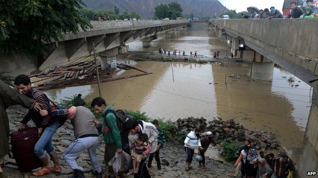 India Pakistan floods: Kashmir city of Srinagar inundated - BBC News