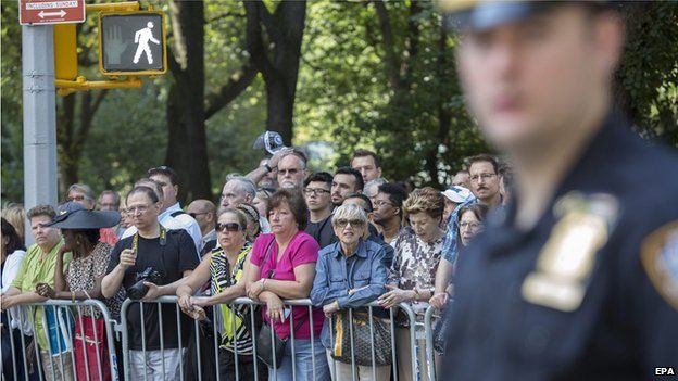 Joan Rivers funeral: Stars mourn late comedian - BBC News
