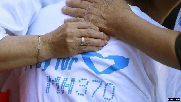 Emotional scenes as MH370 relatives mark six months on - BBC News