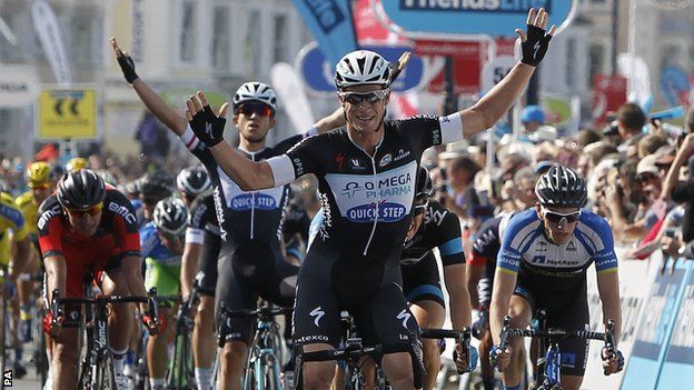 Tour of Britain: Mark Renshaw leads after winning stage two - BBC Sport