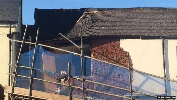 Dawlish mud and straw house in collapse - BBC News
