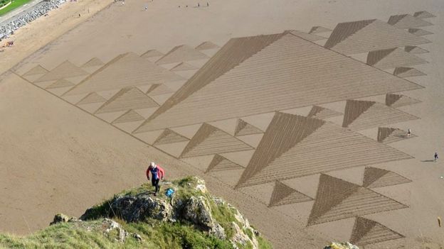 Artist Simon Beck's giant Somerset beach art - BBC News