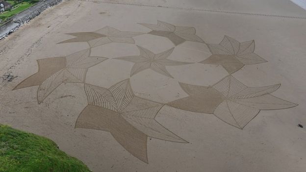 Artist Simon Beck's giant Somerset beach art - BBC News