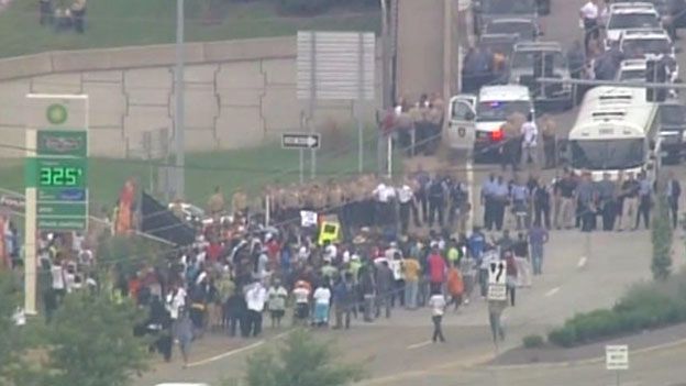 Michael Brown death: Ferguson highway protest blocked - BBC News