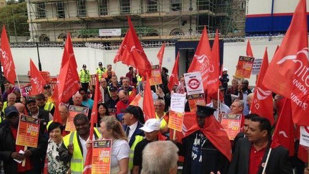 London bus strike: Staff walk out over pay differences - BBC News