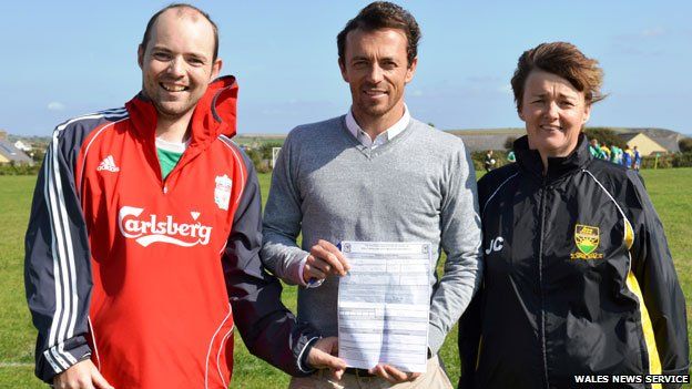 Ex-Wales and Spurs star Simon Davies joins village side - BBC News