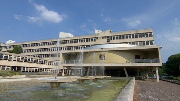 Leicestershire county council upbeat over library handover - BBC News
