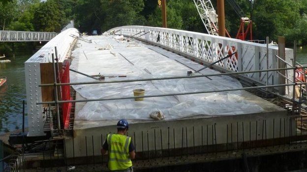 Free Thames toll bridge gesture after delays - BBC News