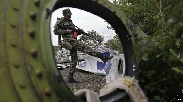 MH17 crash: Investigation focuses on '25 metal shards' - BBC News