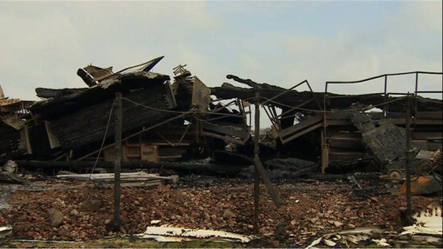 University of Nottingham fire cause investigated - BBC News