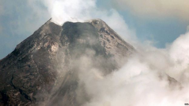 In pictures: Mayon volcano rumbles - BBC News