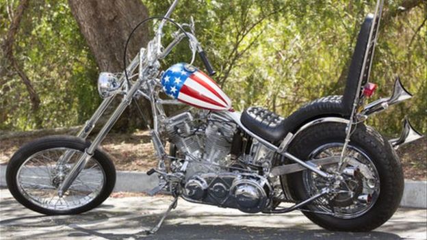 Easy Rider motorcycle auctioned for $1.35m - BBC News