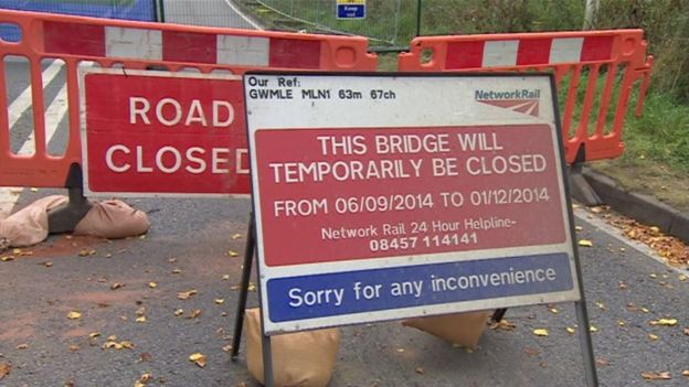 Barriers to stop 'irresponsible' drivers during A417 closure - BBC News