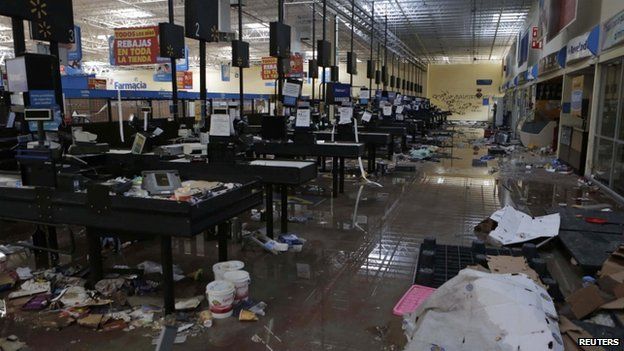 Mexican vigilantes tackle looting after hurricane Odile - BBC News