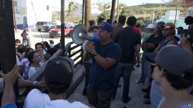 Mexican vigilantes tackle looting after hurricane Odile - BBC News
