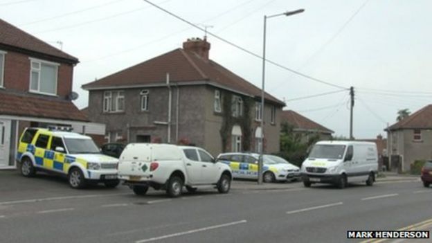 Bomb team search Trowbridge house after man arrested - BBC News