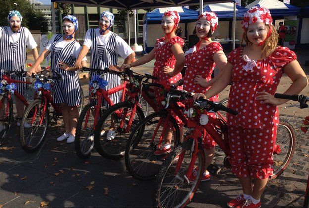 Coventry ring road bike ride draws thousands - BBC News