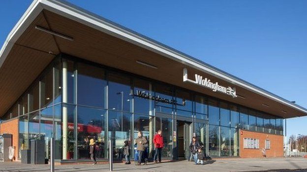 Wokingham station upgrade road closures continue - BBC News