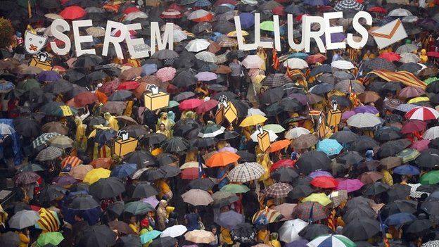 Catalans rally for independence vote after setback - BBC News