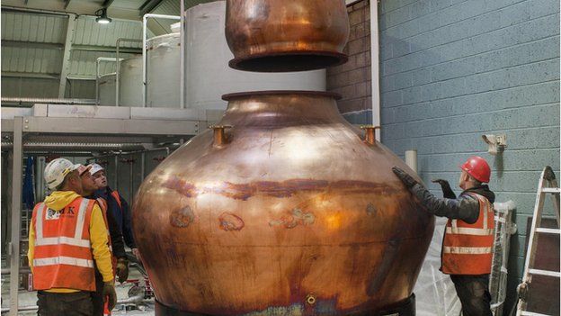 Copper stills arrive at new Fife whisky distillery - BBC News