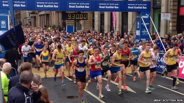 Thousands join Great Scottish Run in Glasgow - BBC News