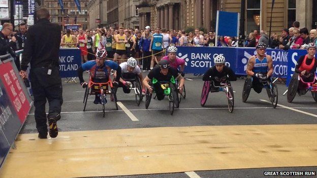 Thousands join Great Scottish Run in Glasgow - BBC News