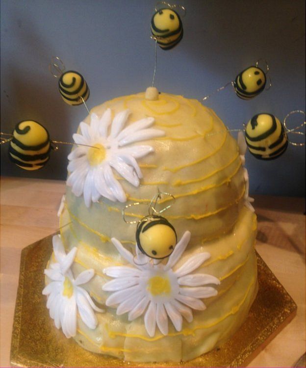 How to make this honey hive cake by Hayley - BBC Newsround