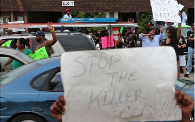 Missouri unrest after fatal police shooting - BBC News