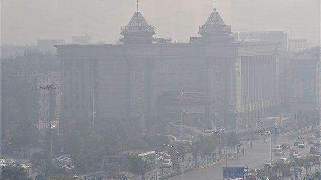 Heavy smog engulfs parts of northern China - BBC News